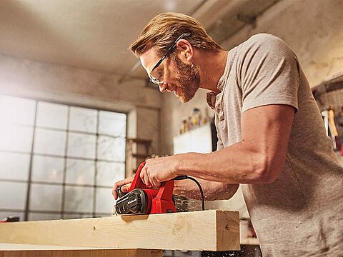 This is how you succeed when working with the electric planer ...