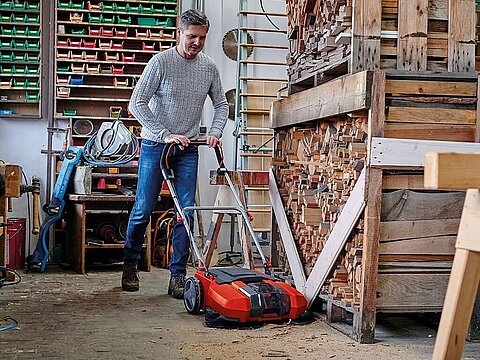 The Einhell cordless sweeper in test conditions | Einhell Blog